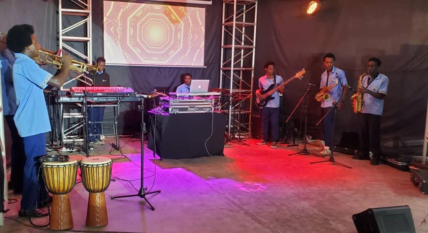 Abiga mu Ishuri rya muzika batangira gukorera amafaranga bakiri ku ...